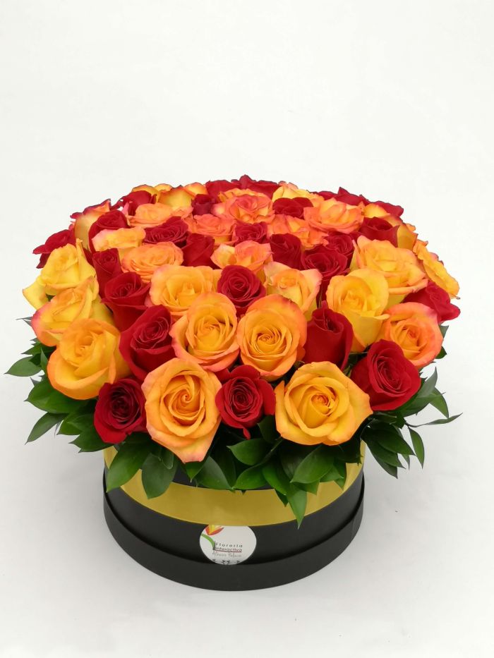 Mix de rosas en empaque de lujo - Florería Interactiva