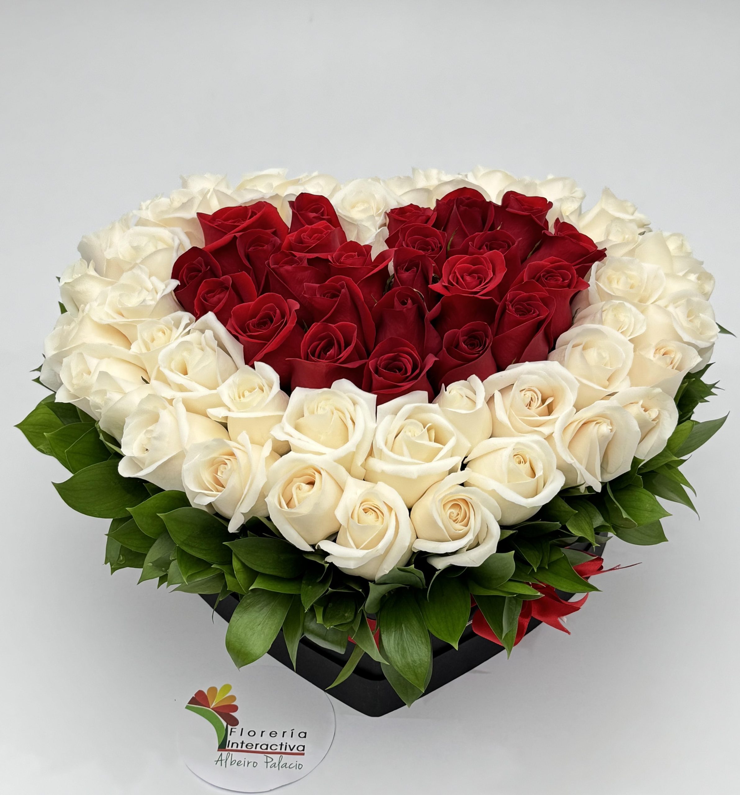 Corazón con rosas rojas y blancas - Florería Interactiva